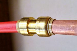 Comment raccorder un tube en cuivre à un tube en PER