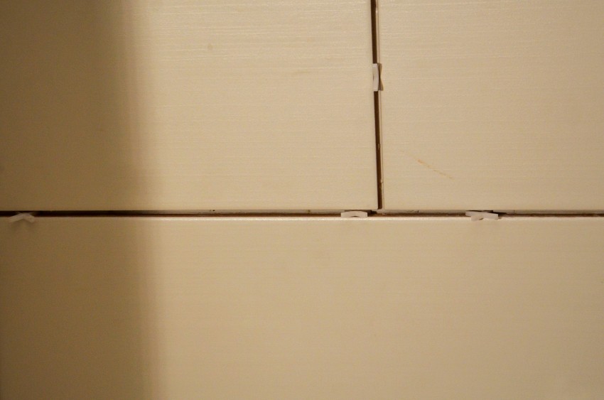 Poser de la faïence dans une salle de bain : étapes et tuto