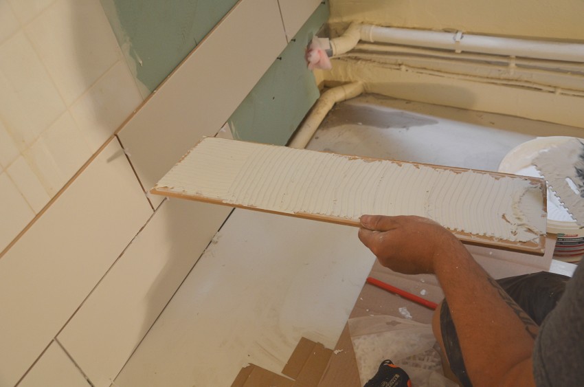 Poser de la faïence dans une salle de bain : étapes et tuto