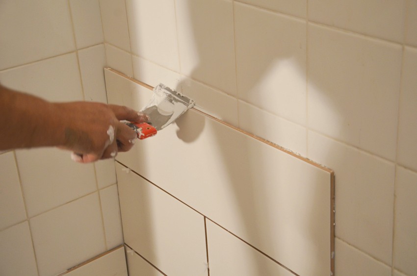 Poser de la faïence dans une salle de bain : étapes et tuto