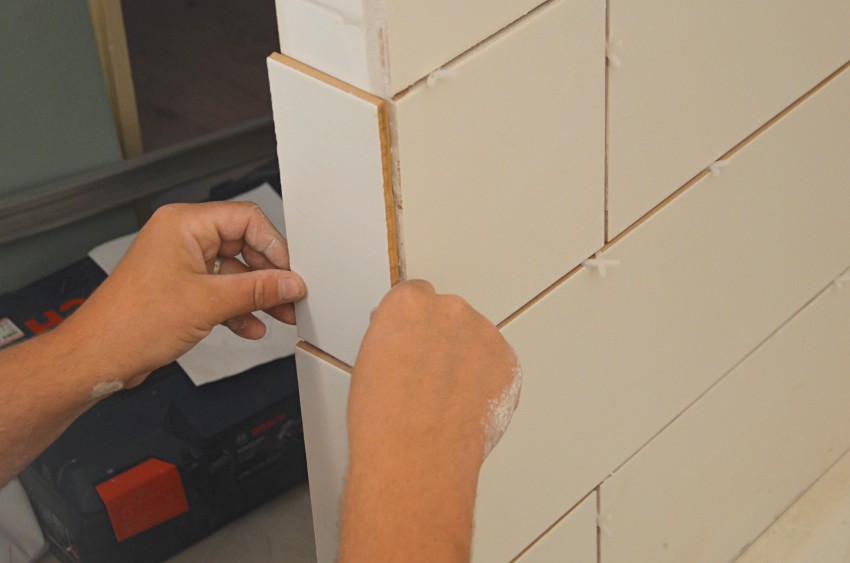 Poser de la faïence dans une salle de bain : étapes et tuto