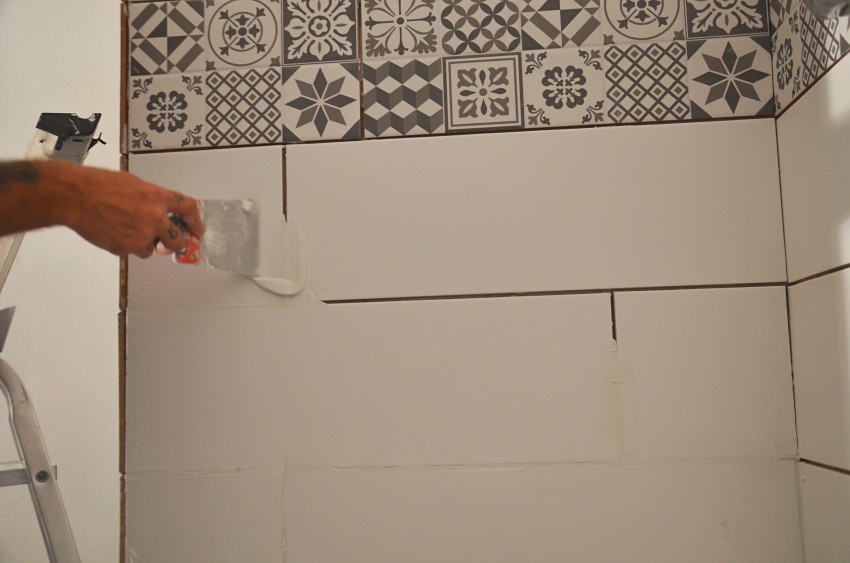 Poser de la faïence dans une salle de bain : étapes et tuto