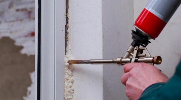 Mousse polyuréthane expansive : quand & comment l'utiliser