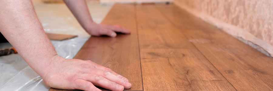 Comment poser du parquet sur du carrelage ? Tuto et Conseils