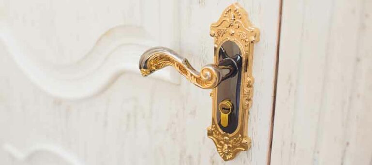 Nettoyer des poignées en laiton : découvrez les solutions simples