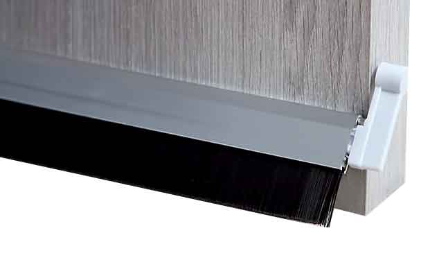 Isoler un bas de porte, quelles solutions efficaces