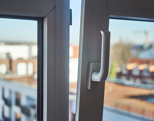 Fenêtre oscillo-battante bloquée : Solutions rapides et faciles